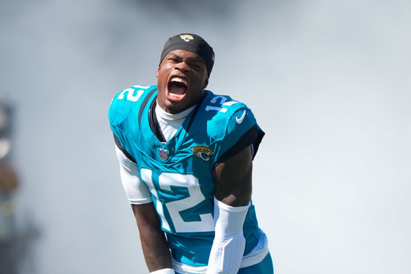 Travis Hunter celebrates with pure joy as Broncos fans rage at refs and ...