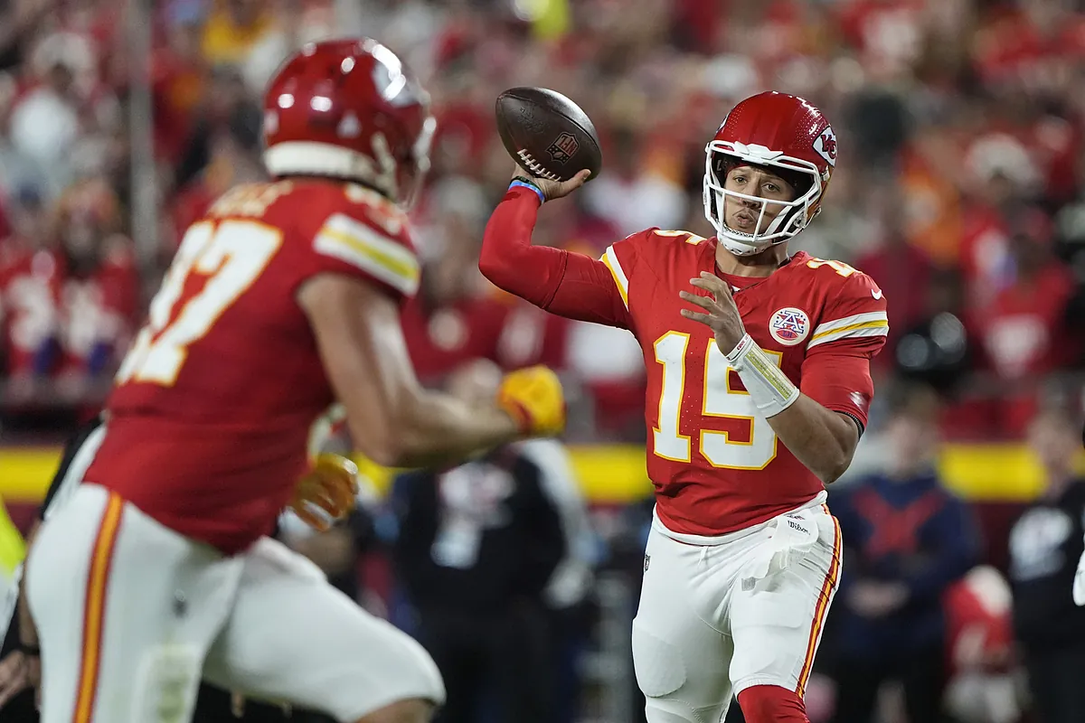 Patrick Mahomes and Travis Kelce improvise to salvage a declining ...