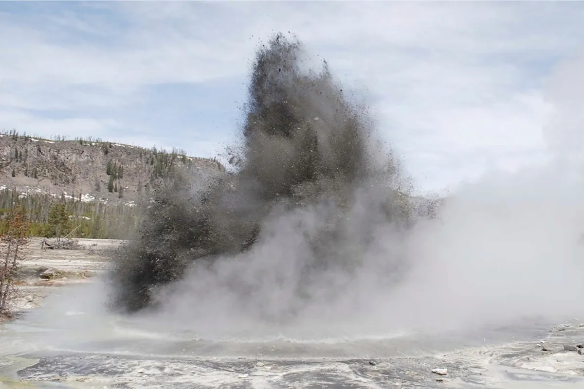 Explosion at Yellowstone: Massive Biscuit Basin eruption forces area ...