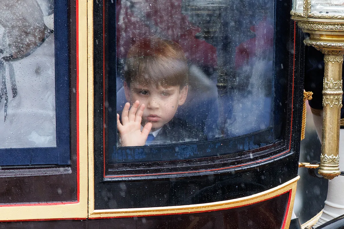 Prince Louis ruffles Princess Charlotte's feathers as he gets into ...