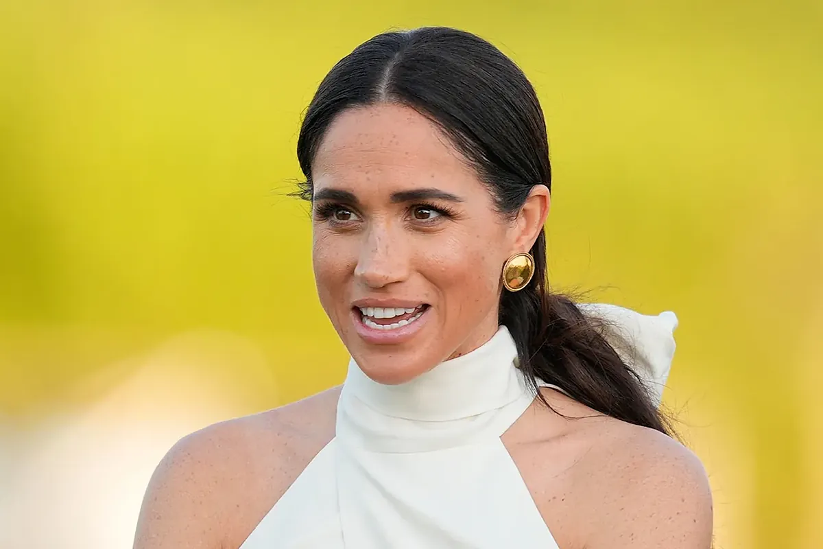 Meghan Markle's plans to 'snub' the Queen created panic in royal family ...