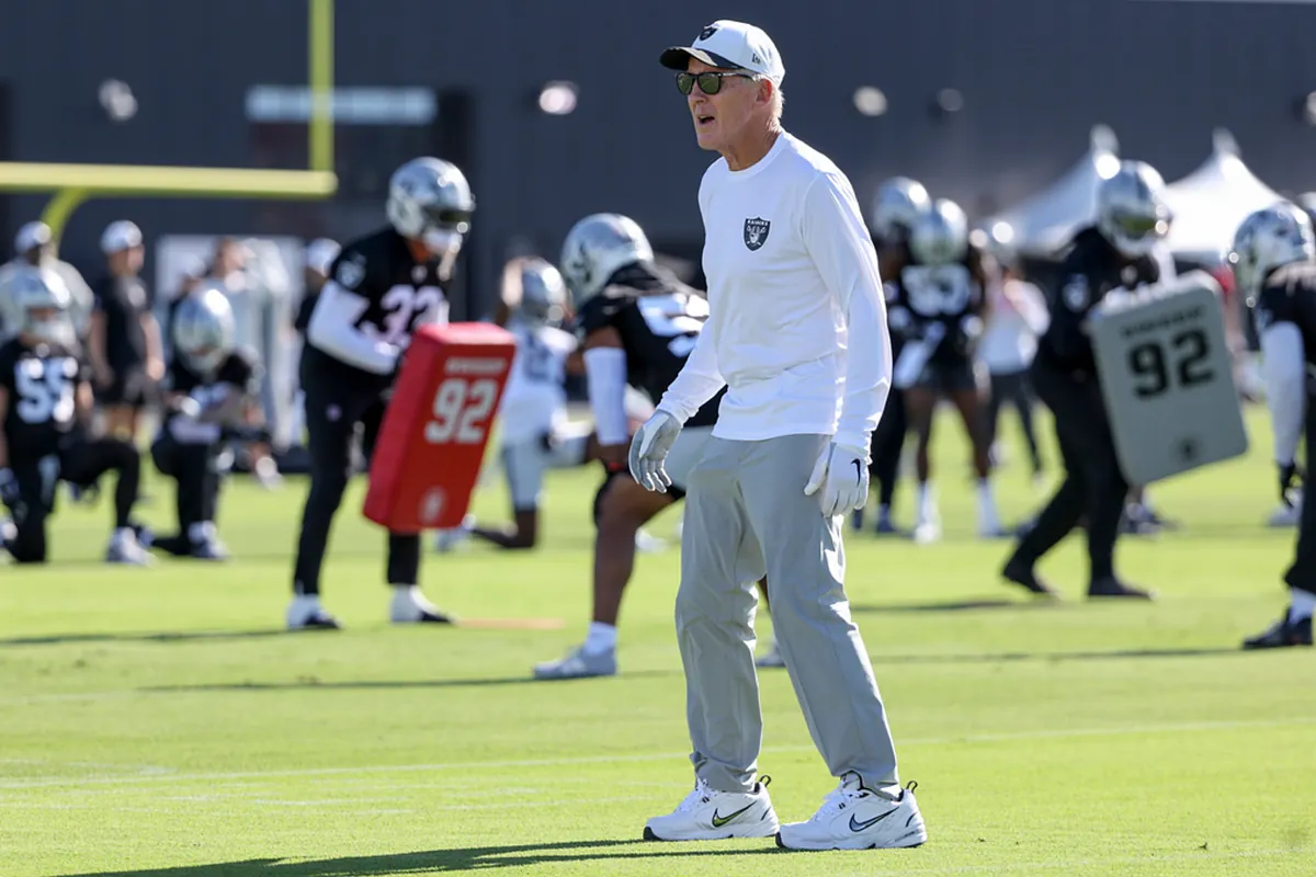 Pete Carroll gives Raiders fans a taste of what the team can do during ...