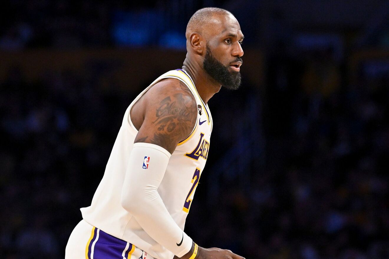 LeBron James steps back as Lakers hand offense to Doncic and Reaves | Marca