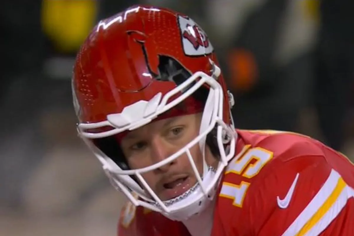 Patrick Mahomes' helmet cracks open after soft hit, struggles with his ...