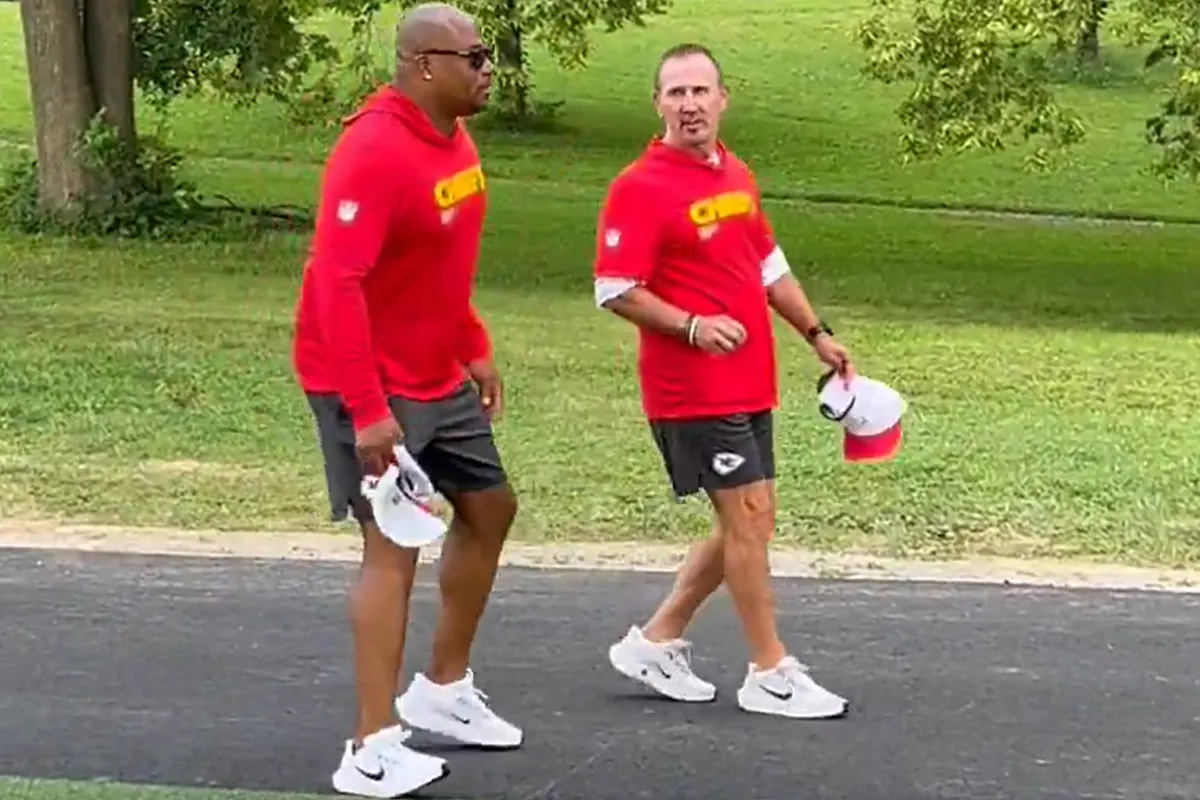 Ex-Raiders head coach Antonio Pierce spotted at Chiefs training camp ...