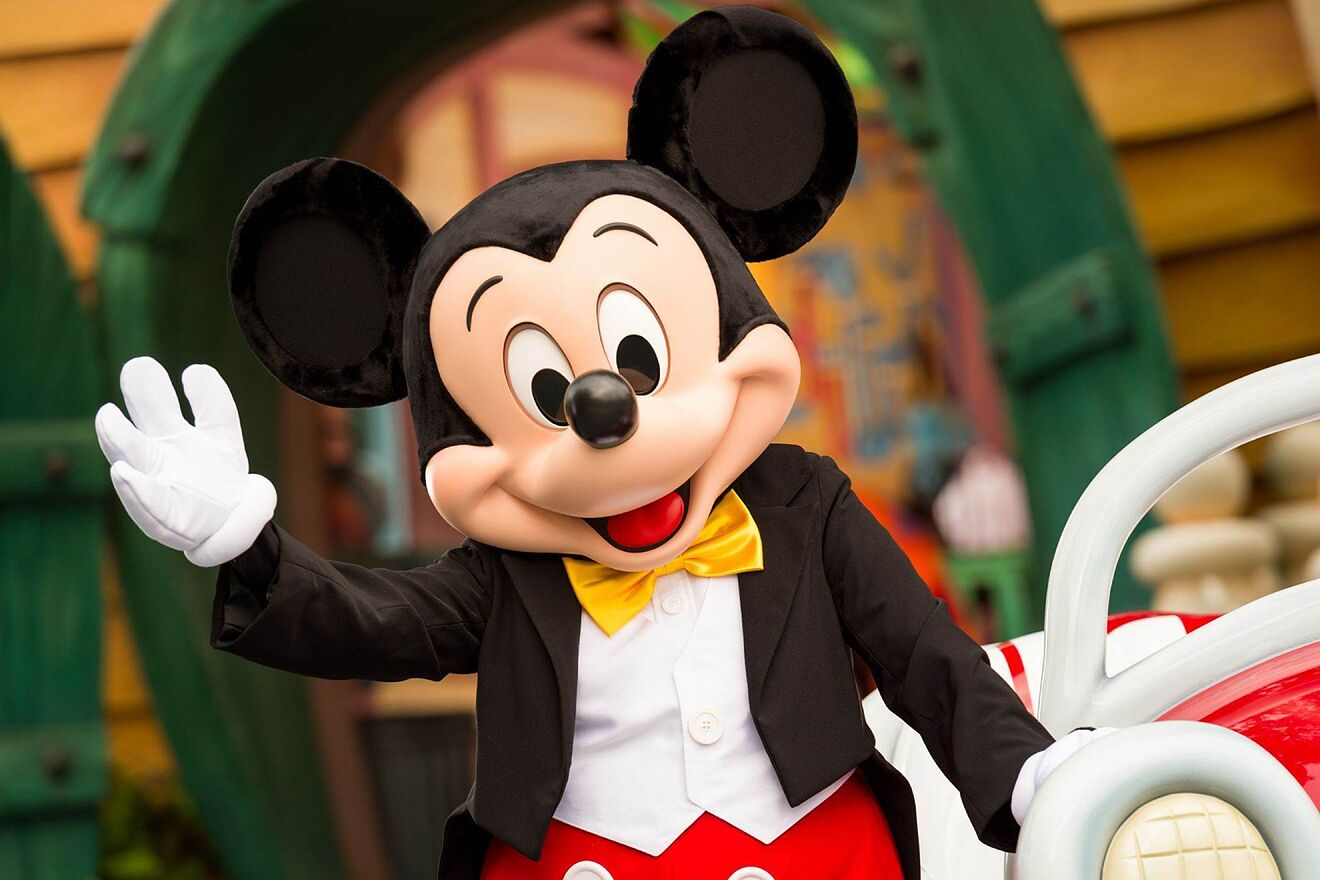 Mickey Mouse drops three pointers against the New York Knicks in the ...