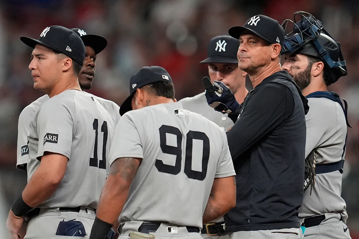 Aaron Boone, Brian Cashman shake as Yankees' error crisis puts MLB ...
