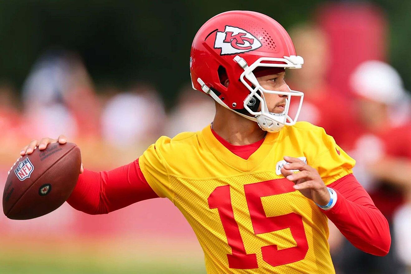 Patrick Mahomes gets challenged by Chiefs coach in hilarious throw ...
