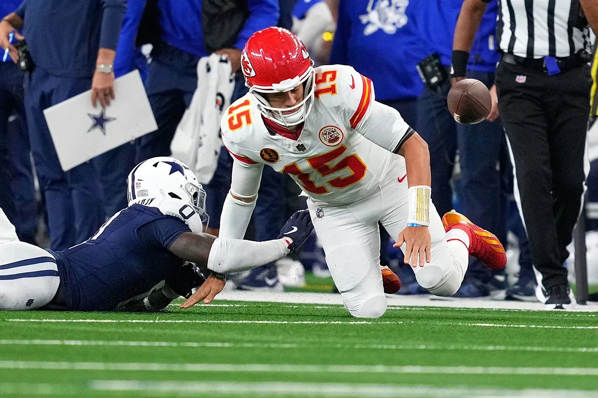 Cowboys-Chiefs sideline reporter goes viral after bizarre staged fall ...