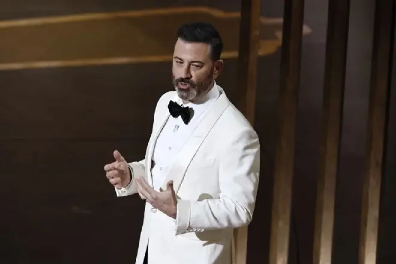 Jimmy Kimmel digs up the hatchet with Trump: "He thinks he's our king ...