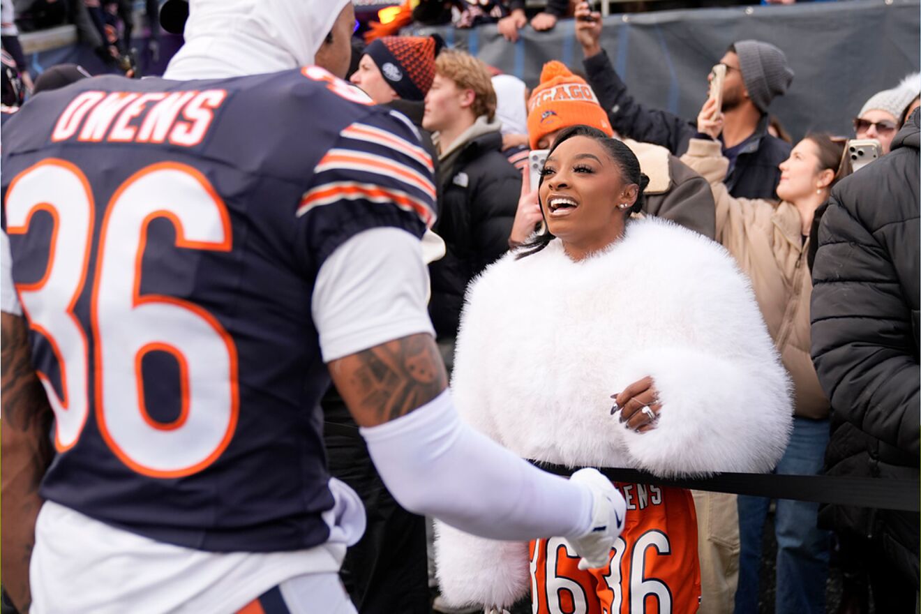 Simone Biles strives to reign in Chicago alongside Jonathan Owens, but ...