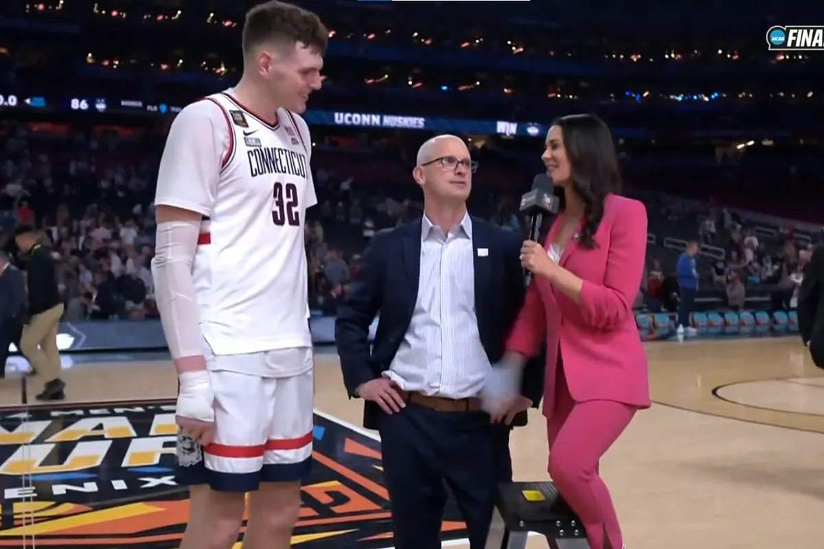 Tracy Wolfson gets a ladder for post-game interview with UConn's ...