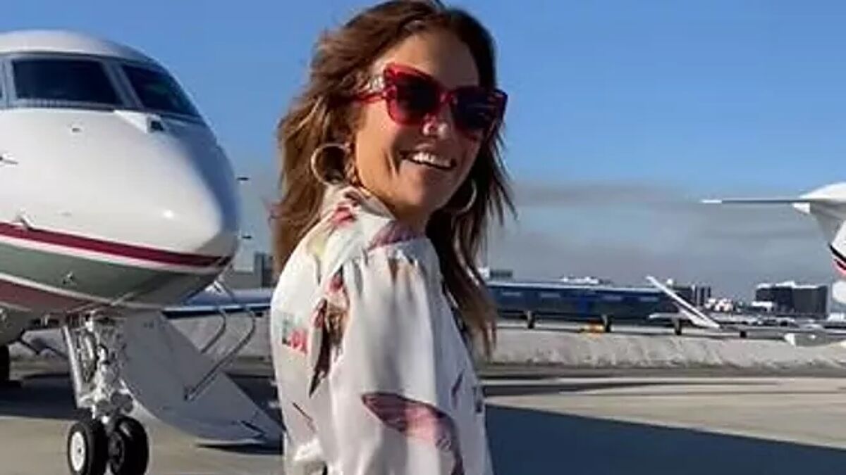 Jennifer Lopez takes luxury to the landing track before boarding her ...
