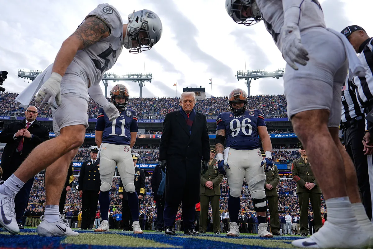 Donald Trump delivers one of the most awkward coin tosses college ...