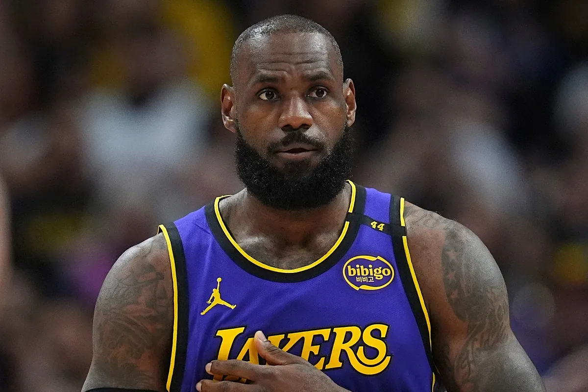 LeBron James leaves fan paralyzed after he saw the king sat next to him ...