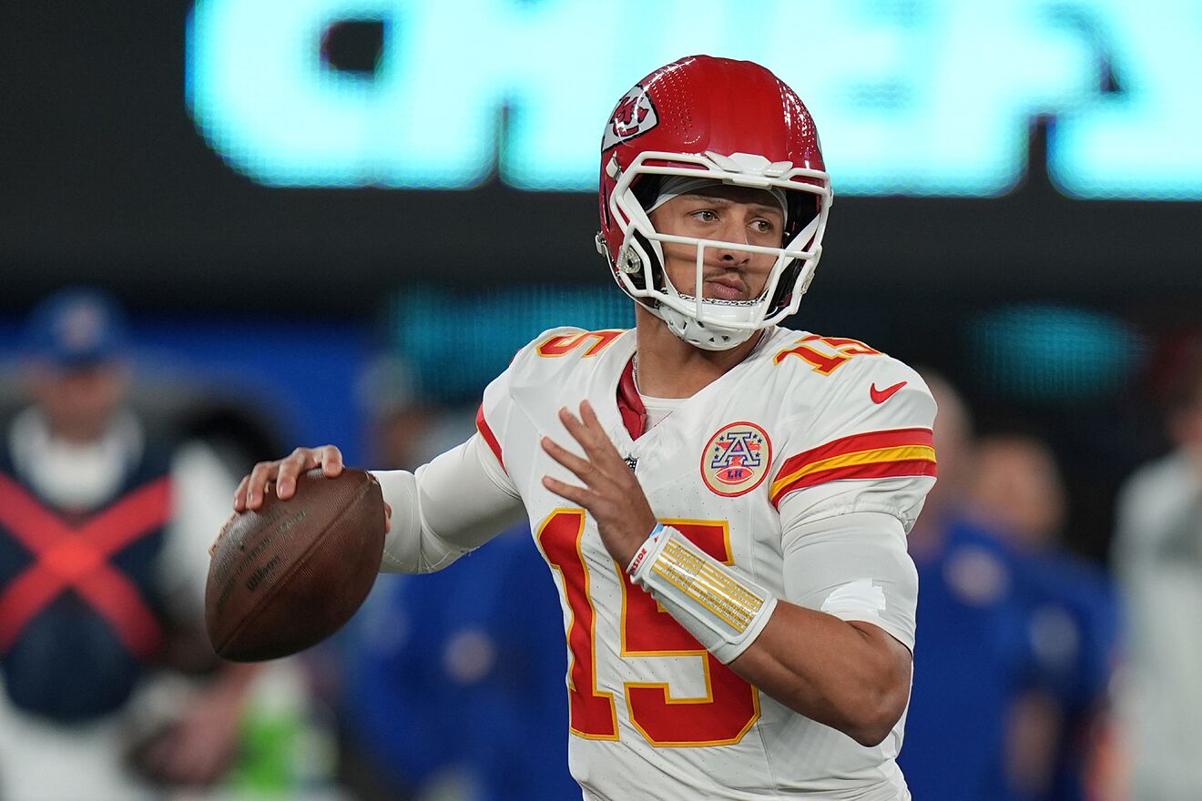 "PatGPT": Tony Romo gives Chiefs QB Patrick Mahomes a new nickname and ...