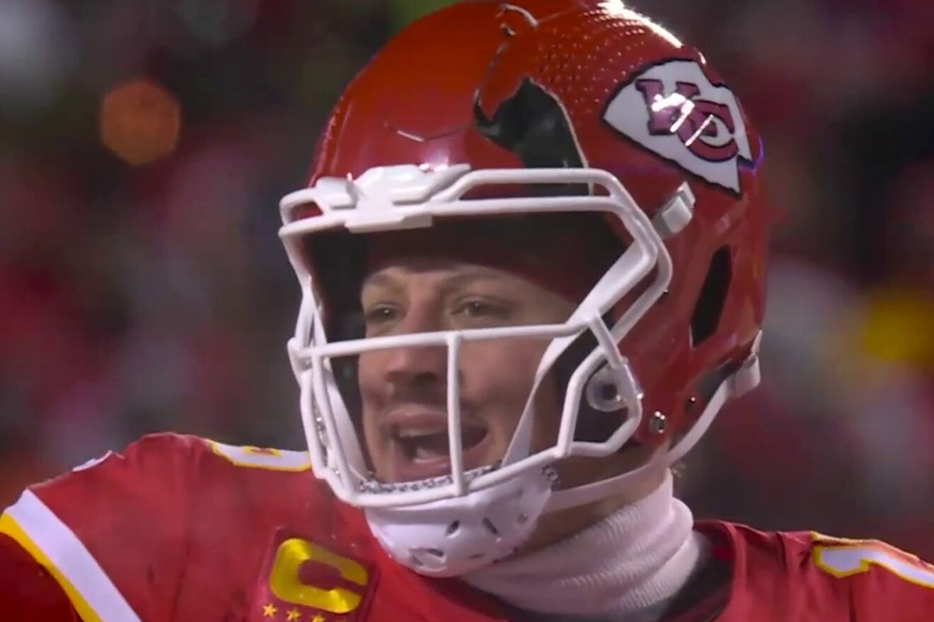 Patrick Mahomes on broken helmet against Dolphins: "I'm not coming out ...