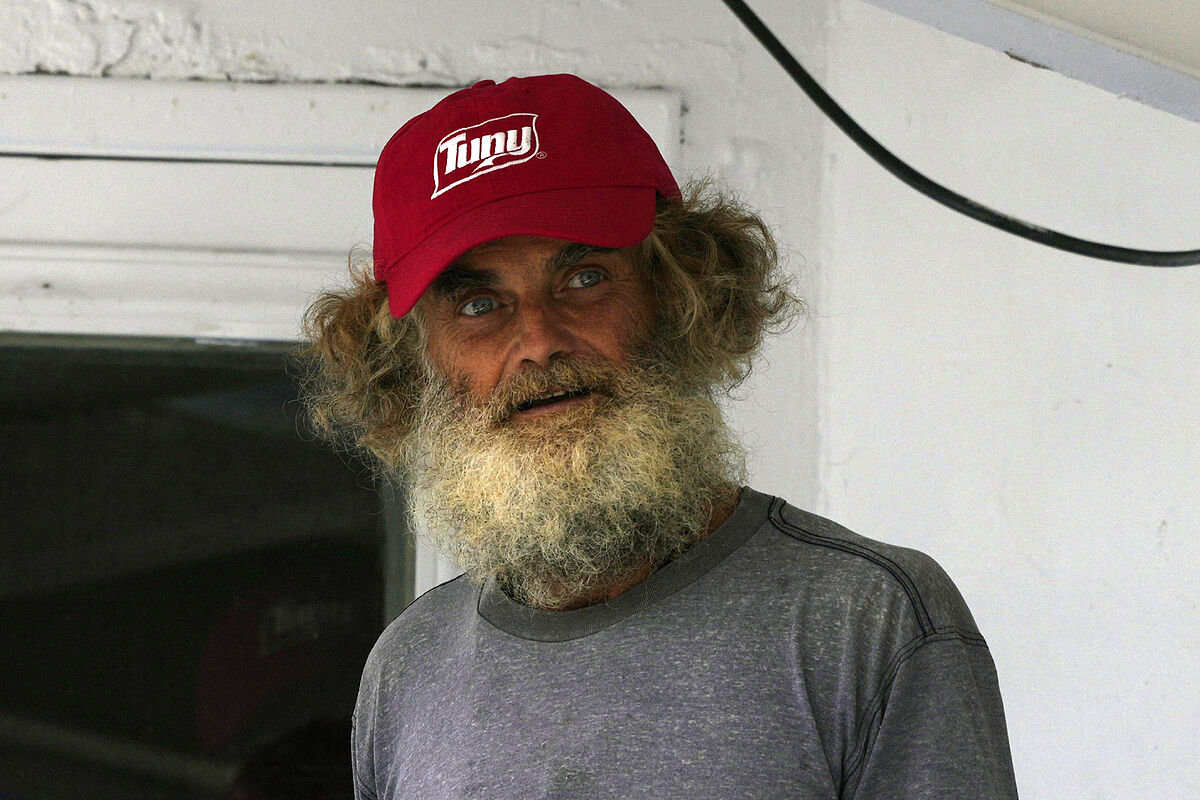 Australian sailor found after months at sea parts ways with his dog | Marca