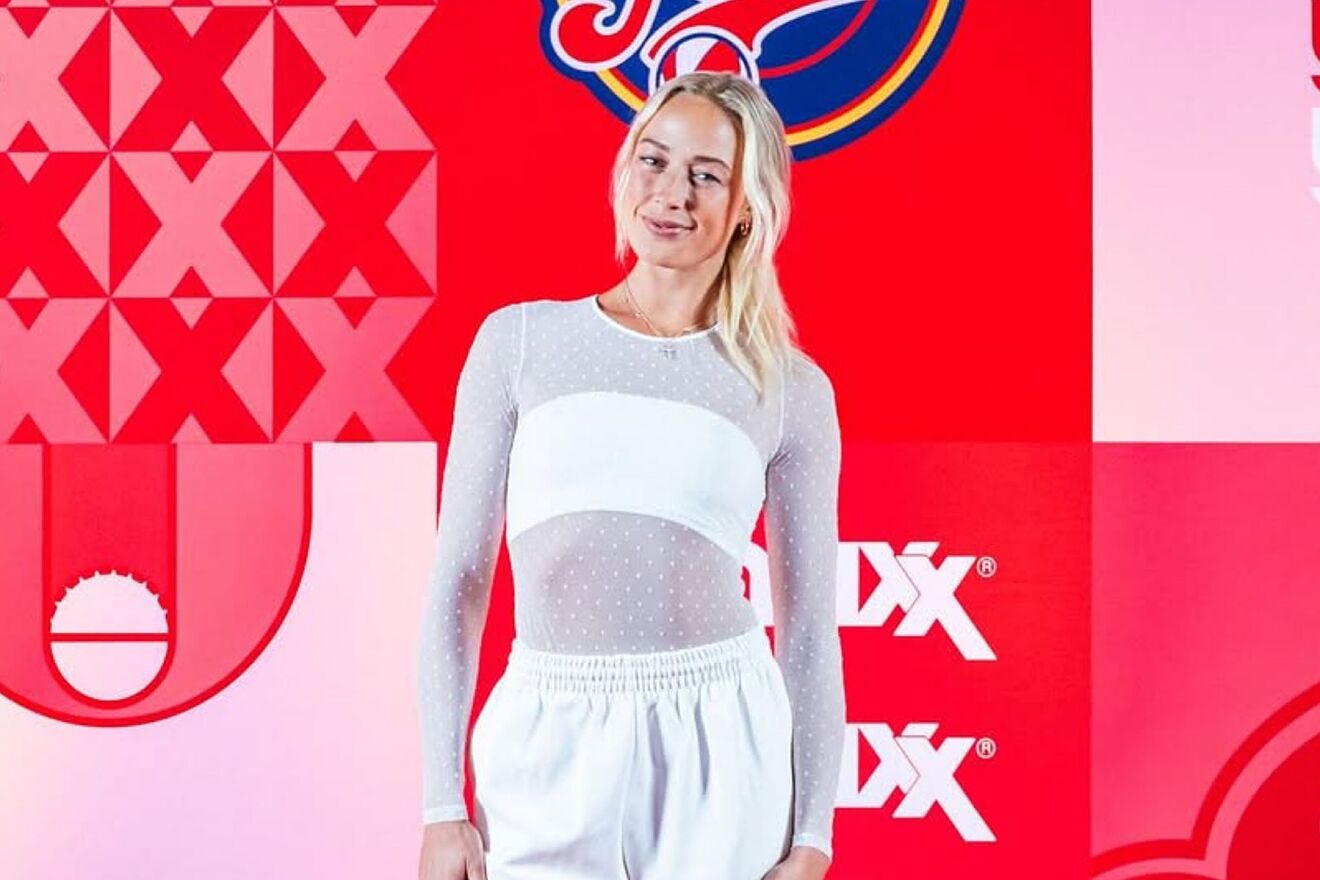 A viral TikTok of Sophie Cunningham signing autographs for little girls ...