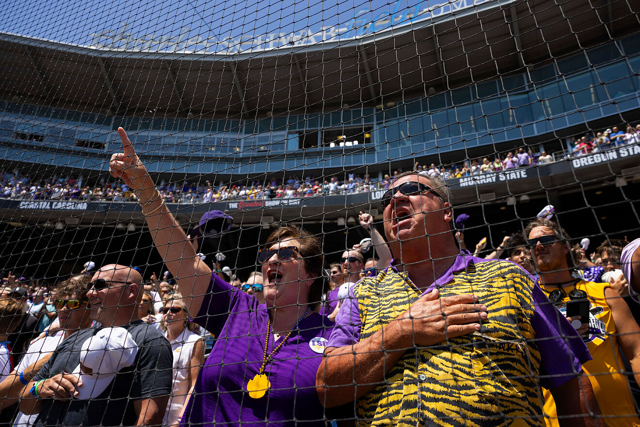 Tiger Mom erupts in LSU fan discussion while coaches ejected in CWS ...