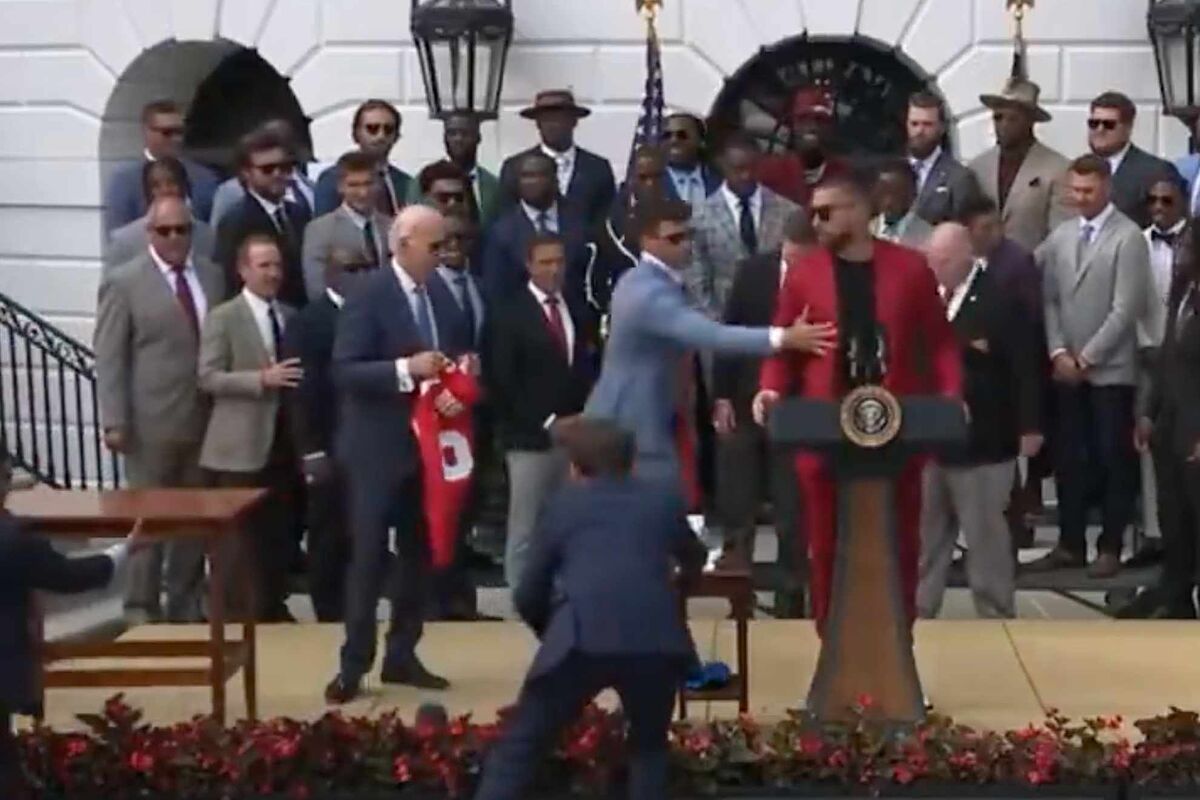 Pat Mahomes ushers Travis Kelce off White House mic, makes Biden shrug ...