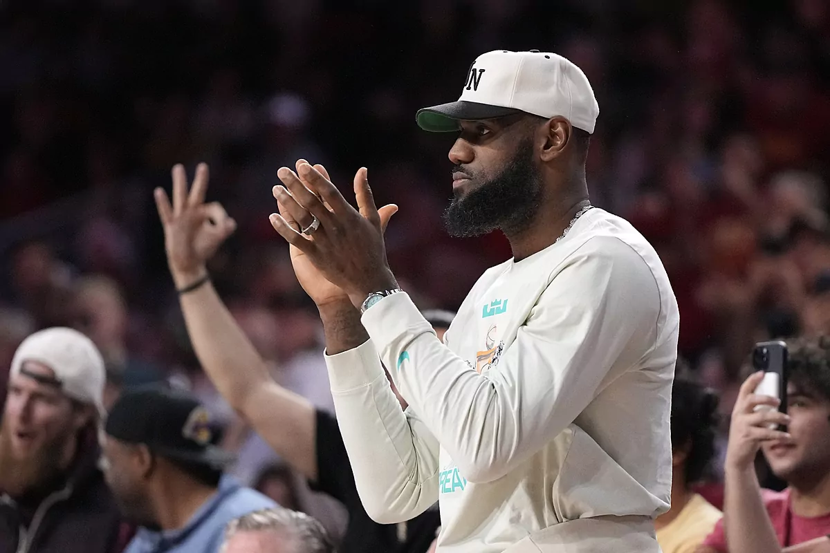 LeBron James security stop fan filming LA Lakers star 'with mystery ...