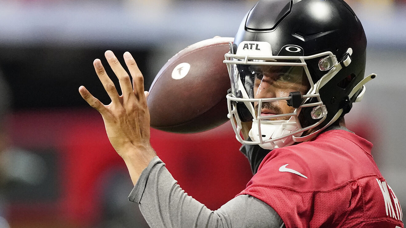 Quarterback Shoulder Stretches: How to loosen your throwing arm? | Marca