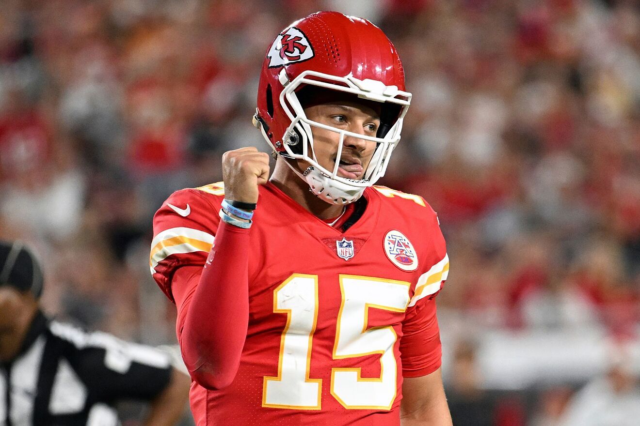 Why did Tony Romo suggest Patrick Mahomes doesn't trust his teammates ...