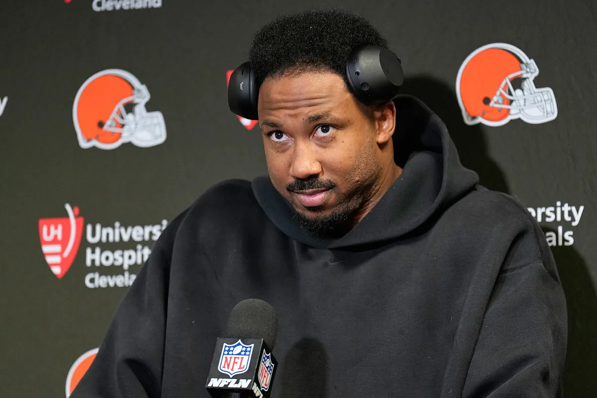 Myles Garrett leaves Kevin Stefanski all alone to defend Dillon Gabriel ...