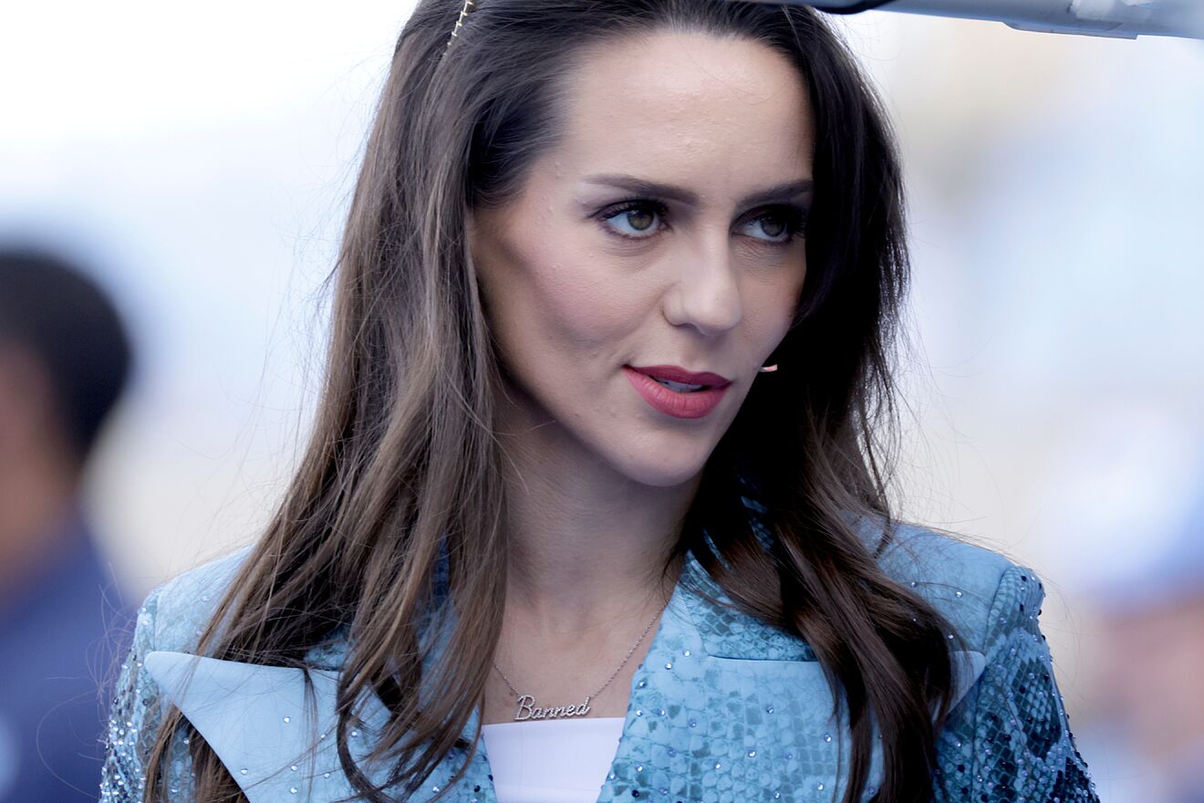 Jordon Hudson's snakeskin outfit causes stir during Tar Heels' tough ...