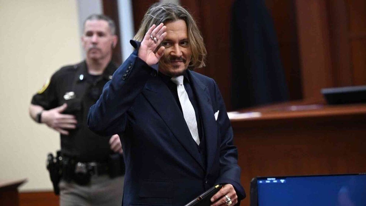 Johnny Depp's touching hug with lawyer goes viral | Marca