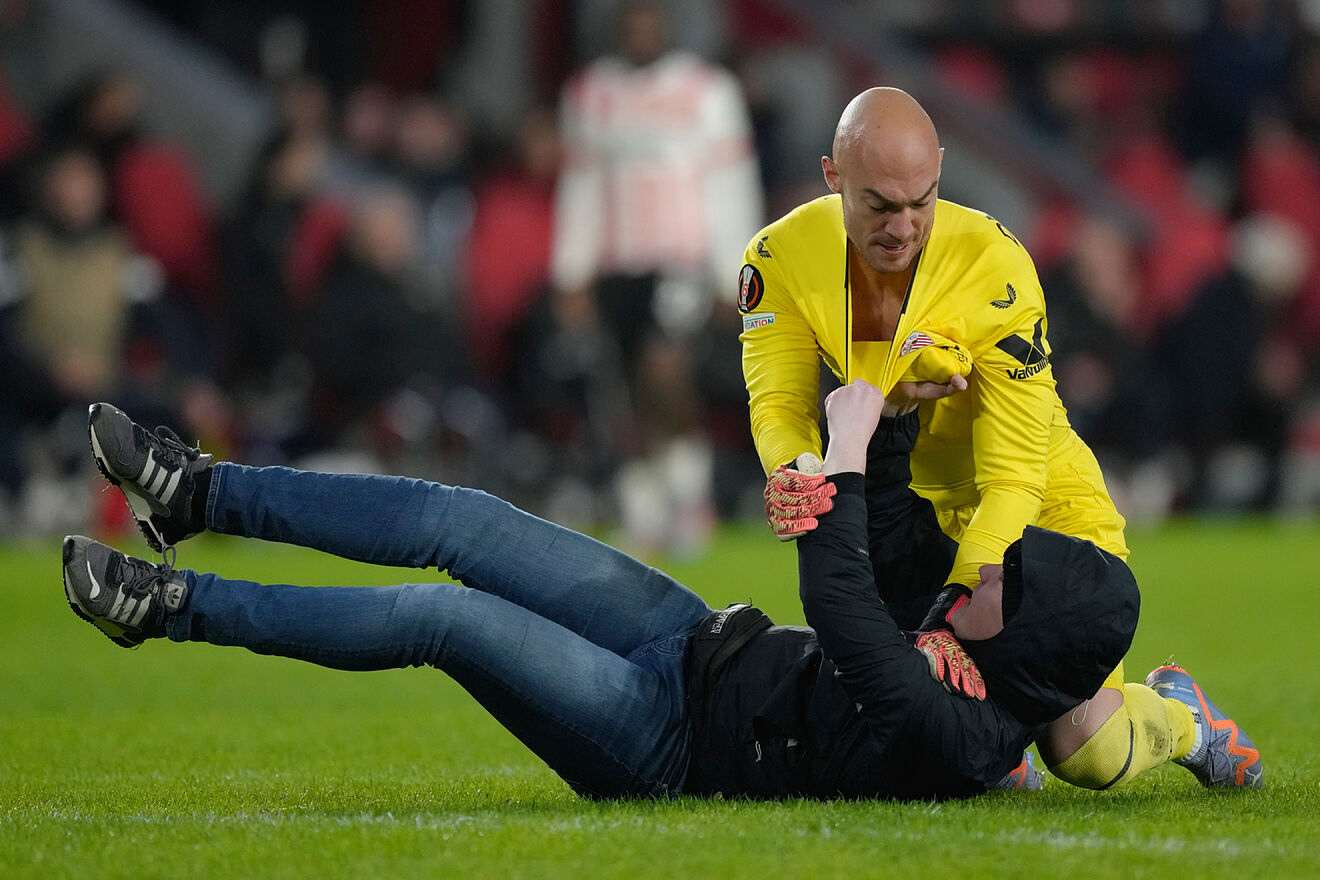 Dmitrovic pins a fan who tried to attack him: If someone attacks me, I will defend myself | Marca