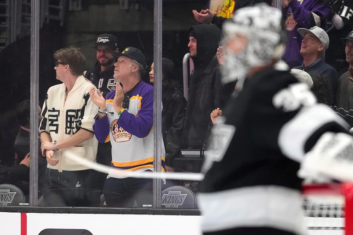 Will Ferrell's grumpy buddy The Elf shocks fans at NHL Game | Marca