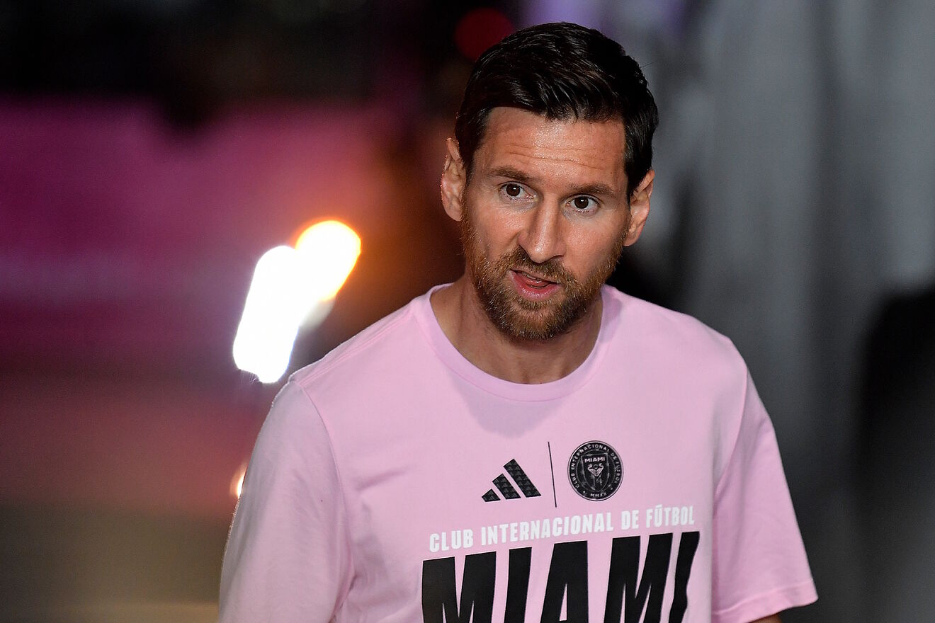 Leo Messi 'interrupts' a romantic date during his visit to the Camp Nou ...