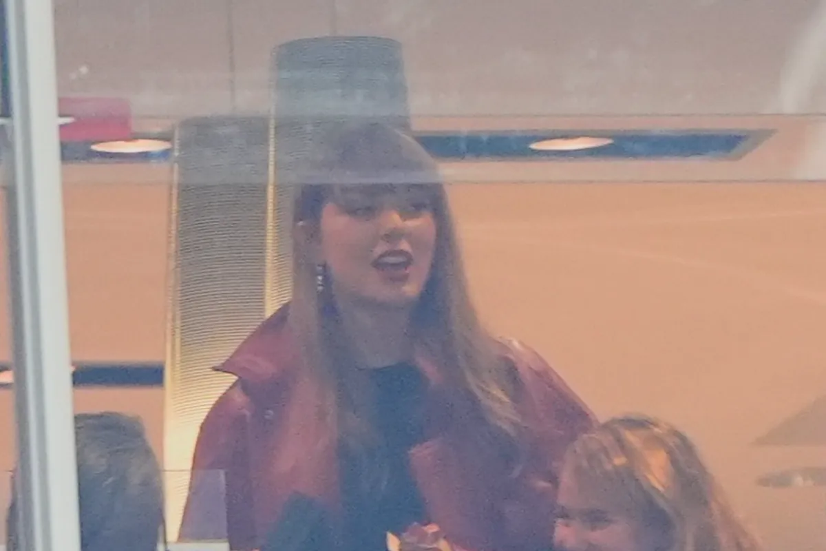 Fans react to Taylor Swift's surprising reaction at the Chiefs game on ...