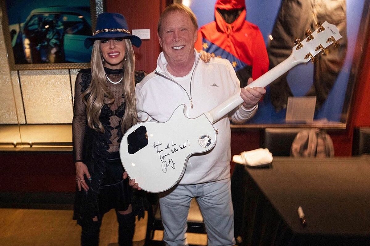 Who was the mystery blonde sitting next to Las Vegas Raiders owner Mark ...