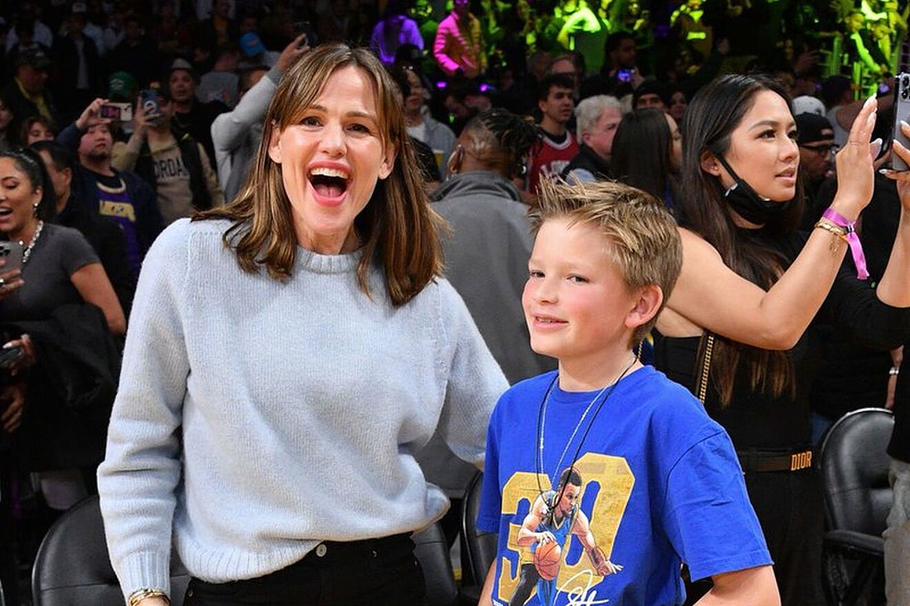 Jennifer Garner is one of the many celebrities to turn out for Warriors ...