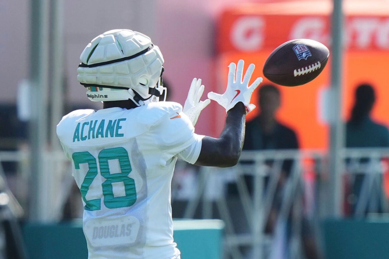 Dolphins' De'Von Achane sidelined temporarily, but Mike McDaniel ...