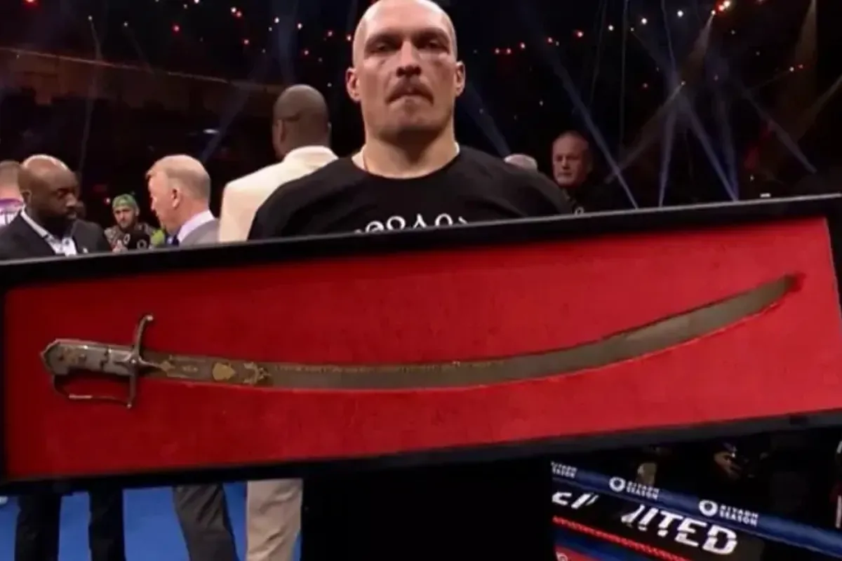 Usyk's symbolic gesture as he raises Mazepa's saber after beating Fury ...