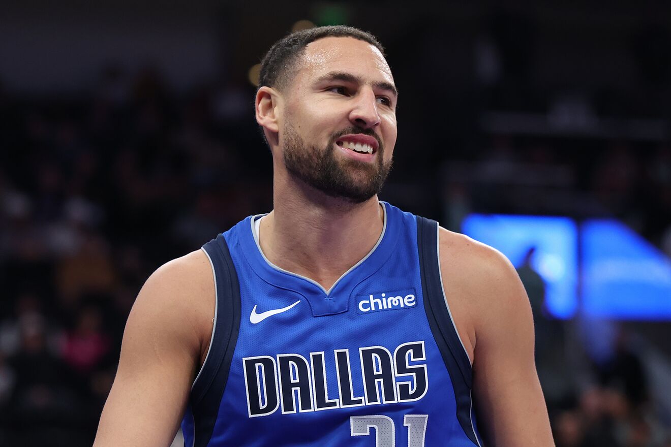 Klay Thompson's priceless reaction to smelling salts has fans losing it ...