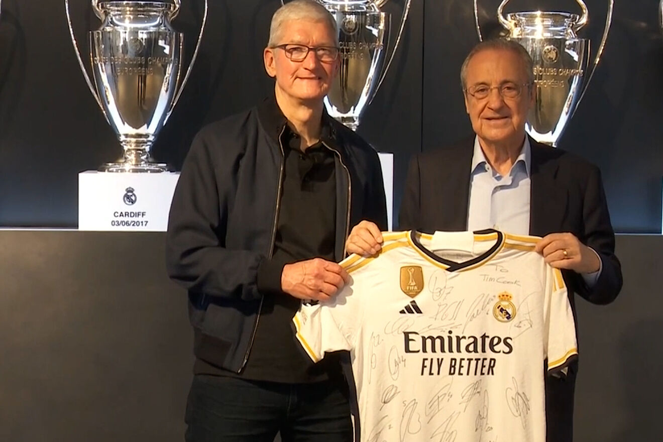 Tim Cook, CEO of Apple, present at Real Madrid training session | Marca