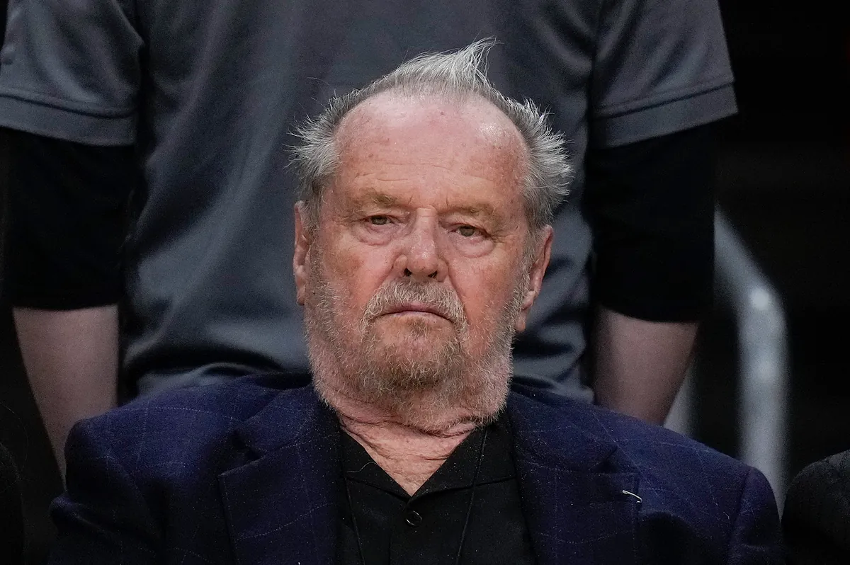 Jack Nicholson was spotted using a cane for support in a rare public ...