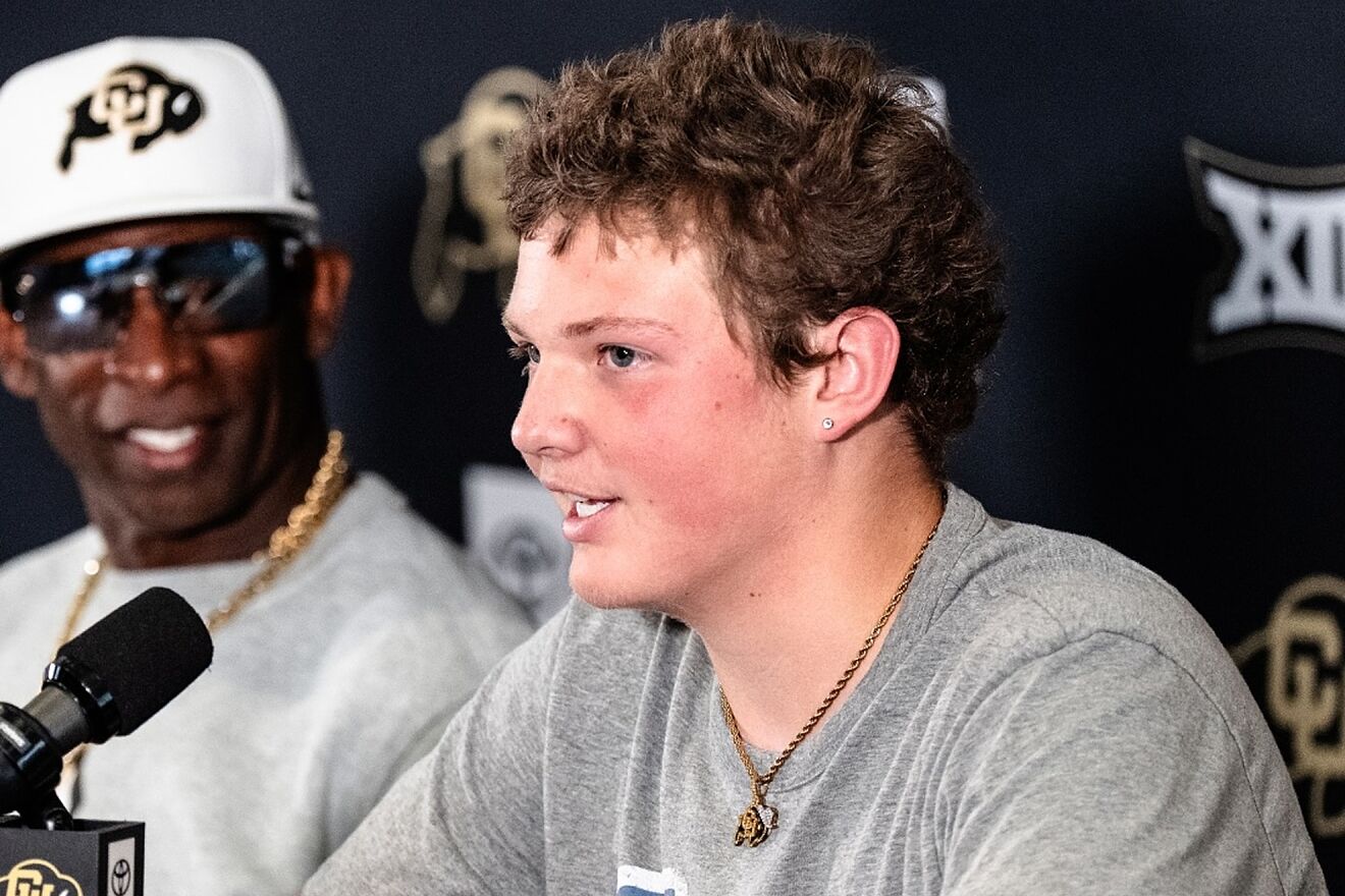 Colorado teen who beat cancer signs with Deion Sanders' Buffs | Marca
