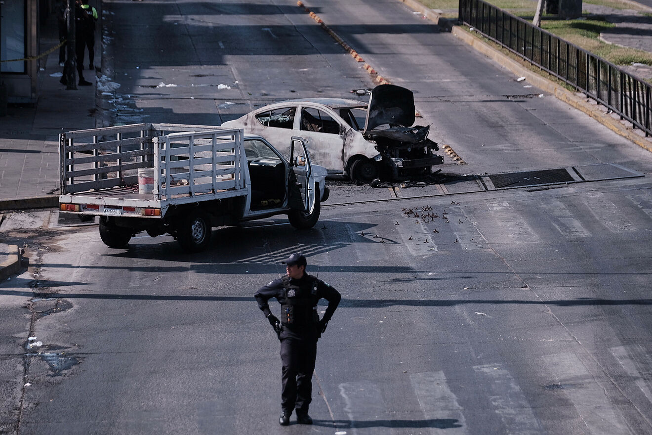 Puerto Vallarta left under total siege after cartel violence closes ...