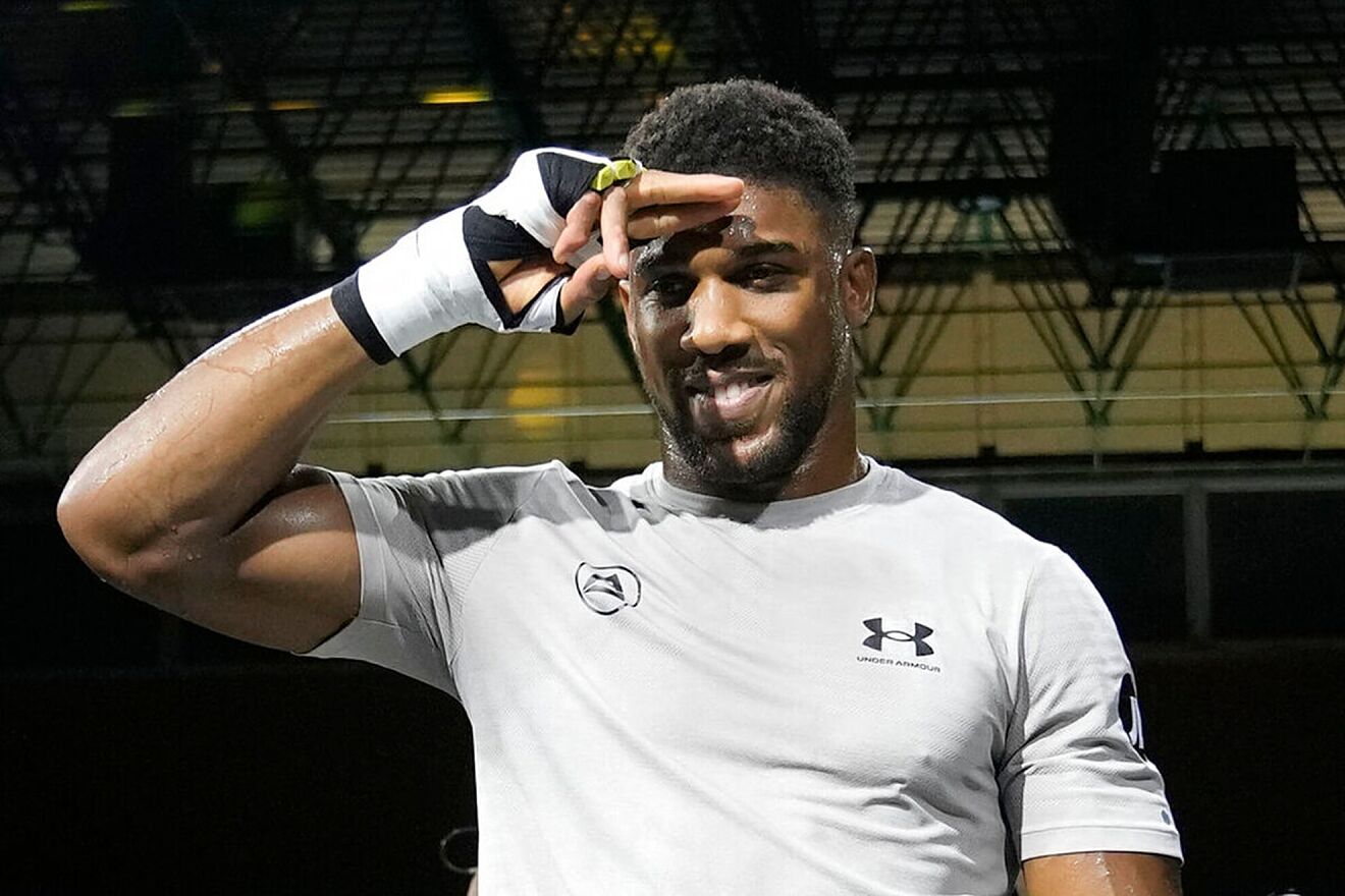 Anthony Joshua reappears with his mother and the family of his friends ...