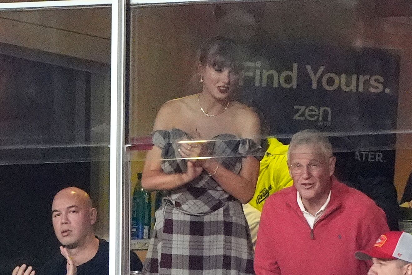 Taylor Swift's giddy reaction to Travis Kelce's trick play steals the ...