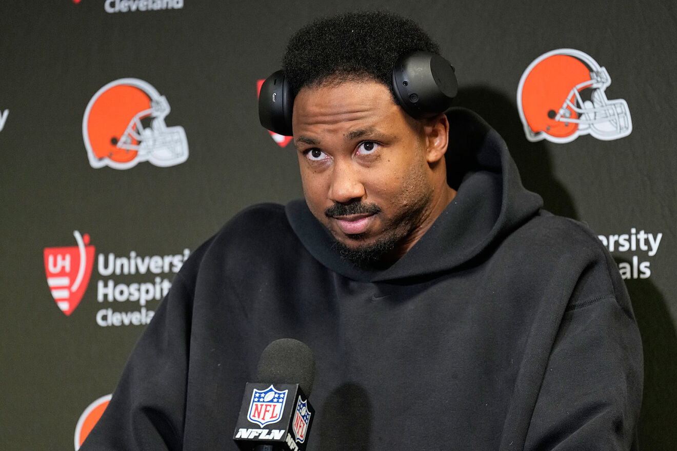 Myles Garrett leaves Kevin Stefanski all alone to defend Dillon Gabriel ...