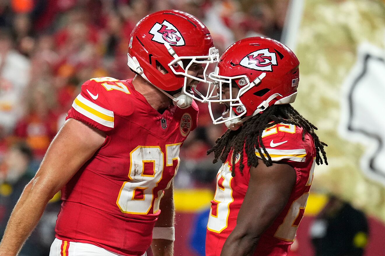 Kareem Hunt betrays the Kansas City Chiefs with the tush push and sides ...