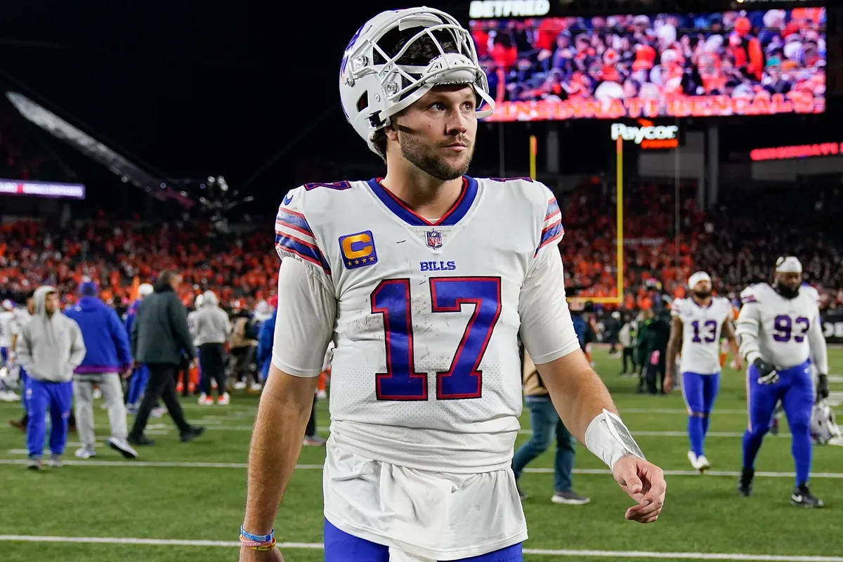 Josh Allen reacts as Hailee Steinfeld steals the spotlight on playoff ...