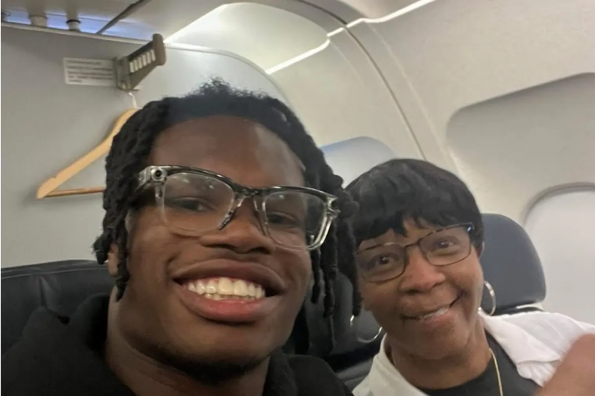 Travis Hunter's wholesome interaction with woman on flight goes viral ...